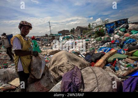 Nairobi, KENYA. 28th Feb, 2024. Waste collectors at the Dandora ...