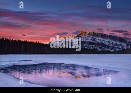 sunrise alpenglow on mount rundle banff alberta Stock Photo - Alamy