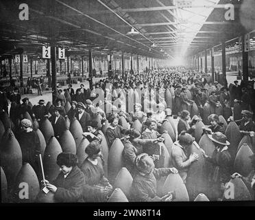Vintage photographs of women working factories in the Second World War ...