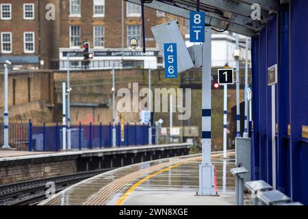 A wet day at Gravesend railway station, Kent, UK Stock Photo - Alamy