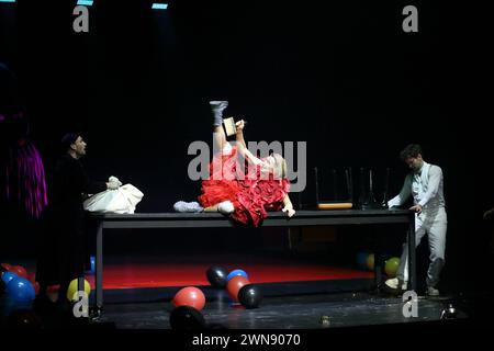 David Rothe als Raupe, Rose, Via Jikeli als Alice, Cigdem Teke als ...