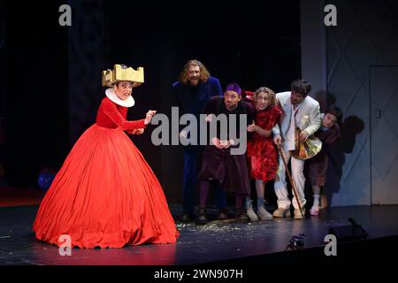 Elias Arens als Hutmacher, Cigdem Teke als Herzkönigin, Aram Tafreshian ...