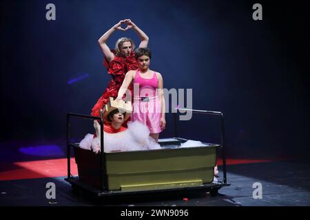 David Rothe als Raupe, Rose, Via Jikeli als Alice, Cigdem Teke als ...