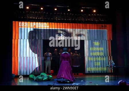 David Rothe als Raupe, Rose, Via Jikeli als Alice und Cigdem Teke als ...