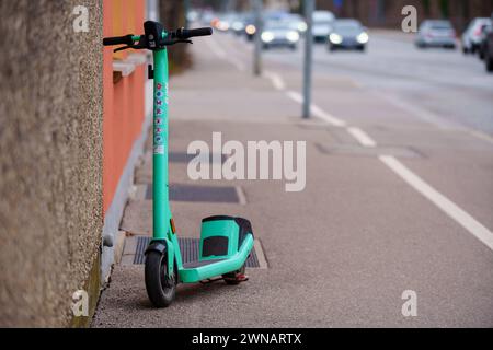 Leih E-Scooter / E- Roller der Firma Dott früher TIER stehen am ...