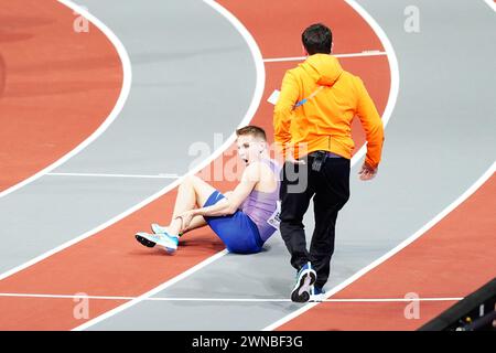 Great Britain's Callum Elson falls to the floor and appears injured in ...