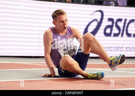 Great Britain's Callum Elson falls to the floor and appears injured in ...