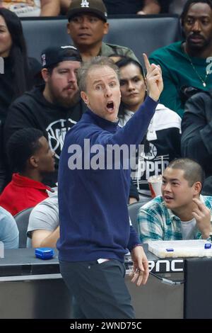 Washington Wizards head coach Brian Keefe against the Milwaukee Bucks ...