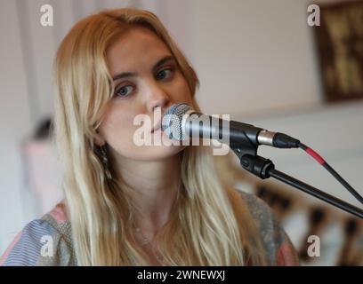 Countrysängerin Zandi Holup beim C2C 2024 in Berlin Auftritt beim ...