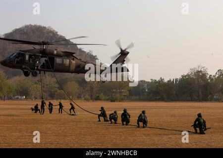 Royal Thai Army soldiers with the Royal Thai Army Special Warfare ...