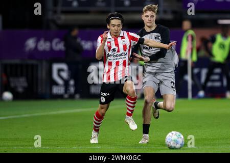 ROTTERDAM - (l-r) Finn Stam of AZ Alkmaar, Yukinari Sugawara of AZ ...