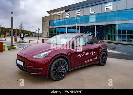 tesla model y midnight cherry red, Gigafactory Berlin-Brandenburg Tesla ...