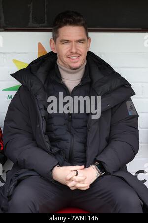 Manchester United head coach Marc Skinner speaks to Manchester United's ...