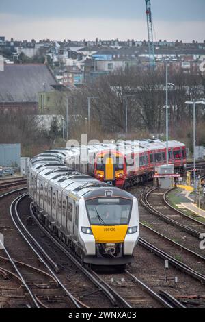 Brighton, March 4th 2024: Train leaving Brighton station on the line ...