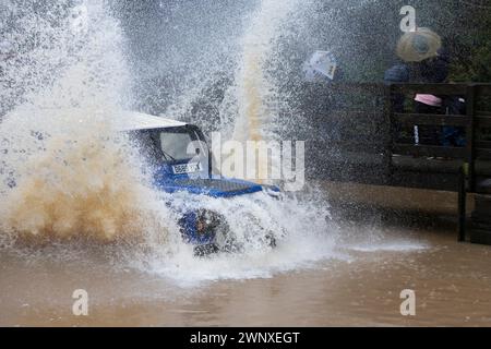 20/02/22 Land Rover Defender splashes young spectators. As heavy rain ...