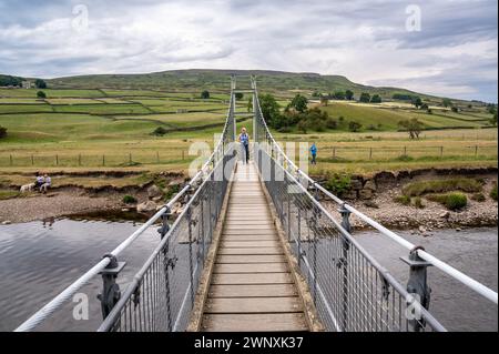Chain Bridge over the river swale Reeth England Stock Photo - Alamy