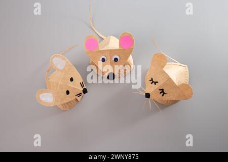 how to make a paper plate mouse craft Stock Photo - Alamy