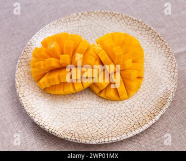 Pieces of ripe mango served on platter Stock Photo - Alamy