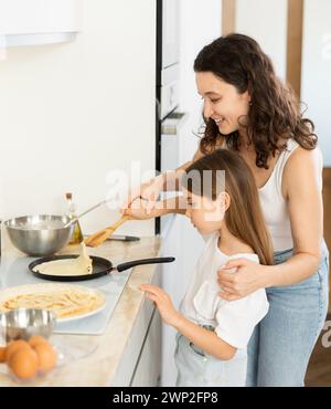 Mom and her daughter fry pancakes Stock Photo - Alamy