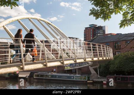 UK, Manchester, Merchant's Bridge for pedestrians at the historic ...
