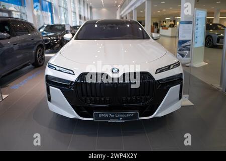 white bmw 7er Limousine G70, luxurious powerful bmw i7 all-electric ...