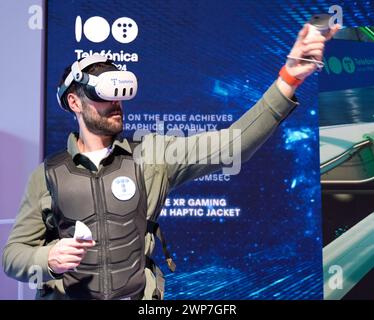 Virtuelles Spiel mit VR-Brille, Telefonica Messestand Edge Haptic Arena ...