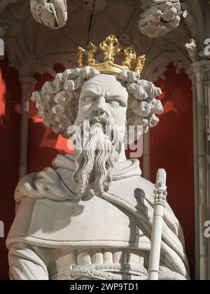 King Edward III statue on West Front of Lichfield Cathedral ...
