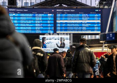 Display boards in Hamburg central station, evening rush hour, before ...