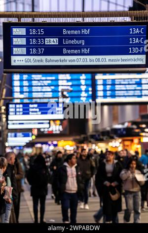 Anzeigetafeln im Hamburger Hauptbahnhof, Abendlicher Berufsverkehr, vor ...