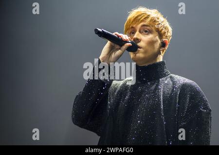 The belgian singer live at the ING Arena | Le chanteur belge Loic ...