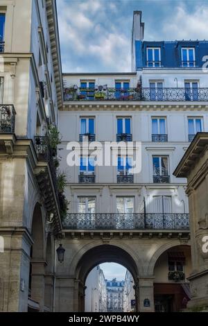 Paris, beautiful facades in the 7e arrondissement, quai Voltaire, near ...