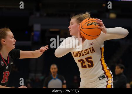 Minnesota guard Grace Grocholski, center, passes around Oregon guard ...