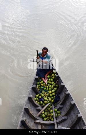 Life by the small rivers around Mrauk-U in Rakhine state, Myanmar Stock ...