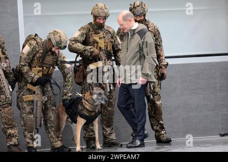 Ein Kommandotrupp des Kommando Spezialkräfte KSK mit Sturmgewehr ...