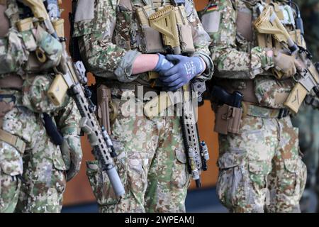 Ein Kommandotrupp des Kommando Spezialkräfte KSK mit Bundeskanzler Olaf ...