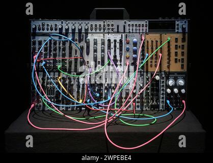 Modularer Synthesizer des 2023 verstorbenen Musiker, Komponisten und ...