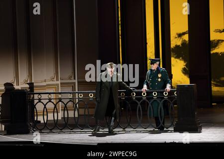 Martin Muehle als Hermann und Ensemble während der Fotoprobe für Pique ...