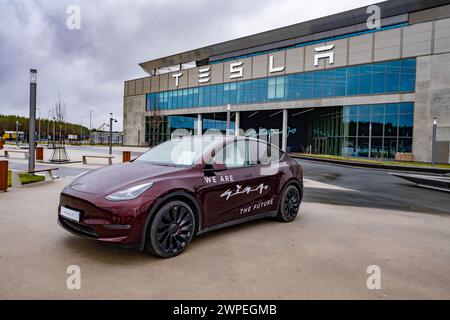 tesla model y midnight cherry red, Gigafactory Berlin-Brandenburg Tesla ...