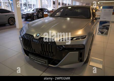 matte silver bmw 7er Limousine G70, luxurious powerful bmw Reihe 740D ...