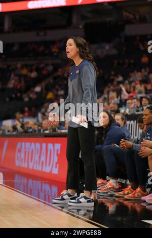 Illinois head coach Shauna Green reacts during the first half of an ...