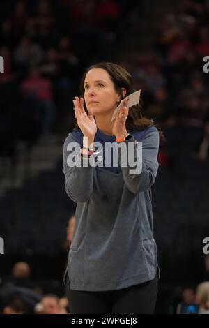 Illinois head coach Shauna Green reacts during the first half of an ...