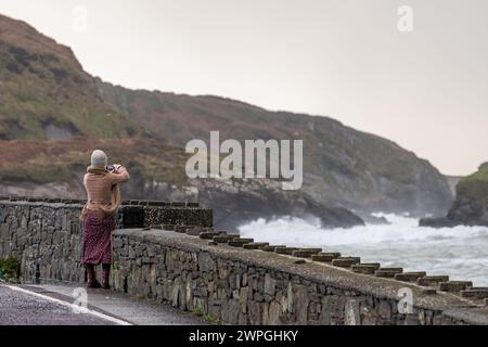 Big waves during Storm Isha at Tragumna Beach, West Cork, Ireland Stock ...
