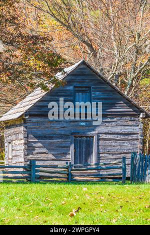 Puckett Cabin, Blue Ridge Parkway, Virginia Stock Photo - Alamy