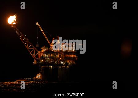 Flaring oil platform in the Gulf of Mexico Stock Photo - Alamy