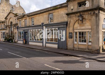 Coffee shop on Pulteney Bridge, Bath, Somerset, UK Stock Photo - Alamy