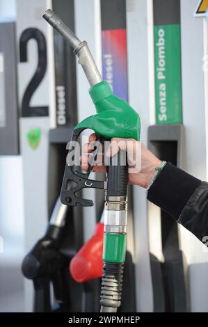 Distributore di benzina e gasolio, pompa di benzina/Gasoline and diesel ...