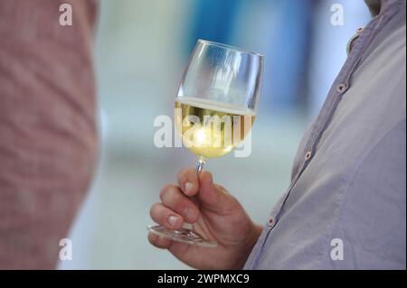 Glass of draft beer/boccale di birra alla spina Stock Photo - Alamy