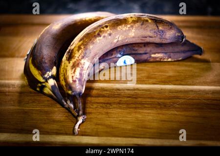 old brown banana past its best Stock Photo - Alamy