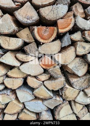 Background of split wood. Close up wood texture Stock Photo - Alamy