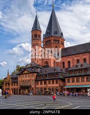 The famous Mainz Cathedral in Germany on a gloomy sky Stock Photo - Alamy